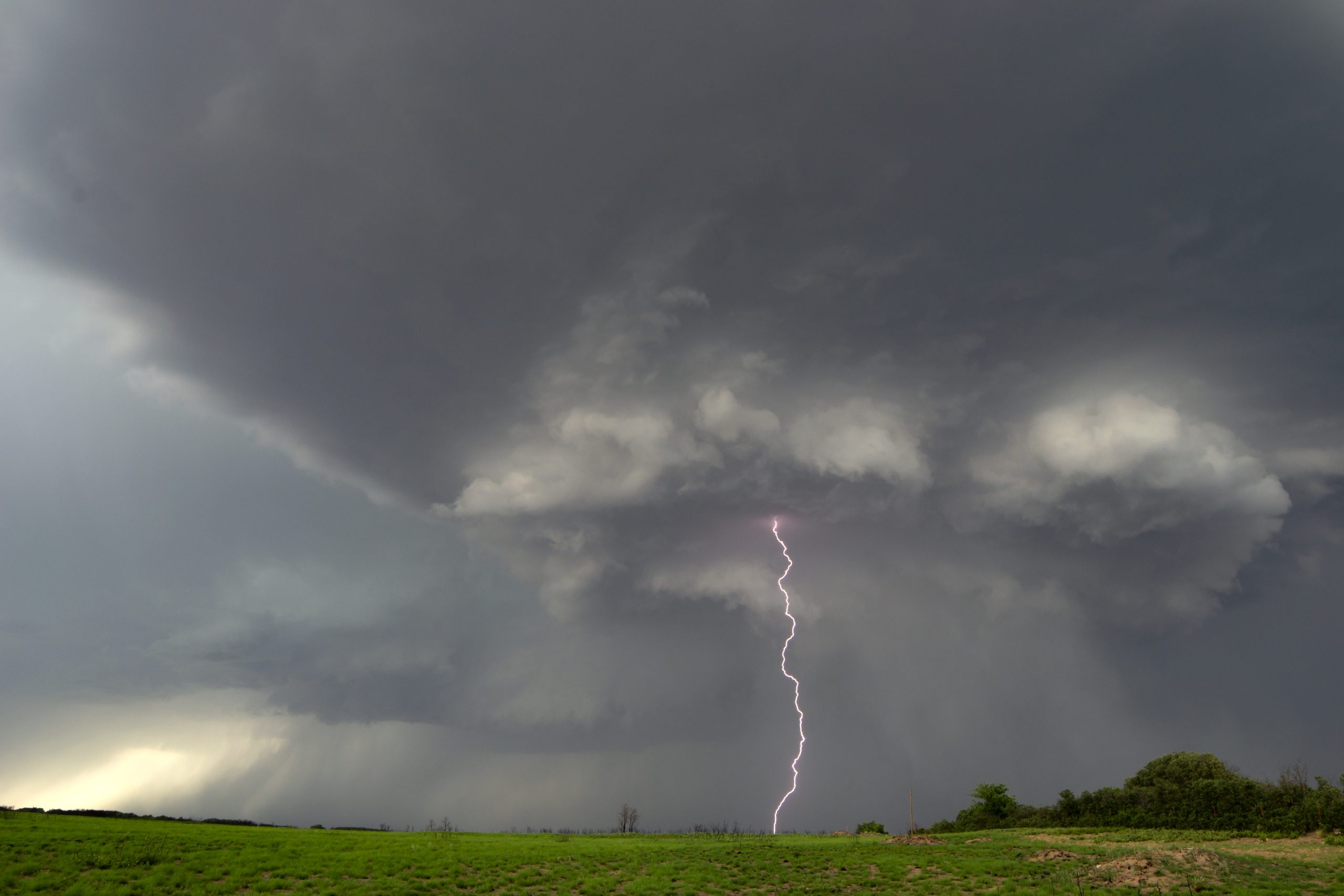 Possible Tornado Outbreak Monday – A Thorough Analysis – Charlie Phillips